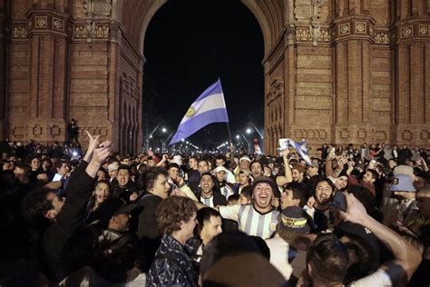 Unos 9 000 Aficionados Argentinos Celebran En El Arc De Triomf Su