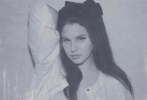 Lana Del Rey Pamer Dada Di Sampul Album Jadwal Rilis Ditunda