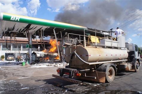 Caminh O Tanque Explode Em Posto De Gasolina Em Imperatriz Ma Fotos