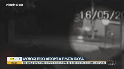 Idosa morre após ser atingida por motociclista que empinava moto em rua