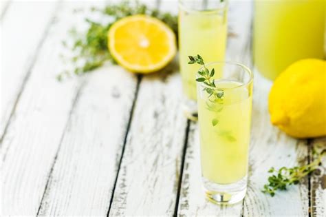 Limoncello de licor de limão italiano tradicional e limão cítrico