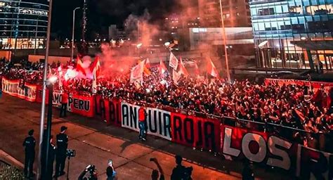 Selección Peruana Hinchas recibieron a la Selección en su hotel de