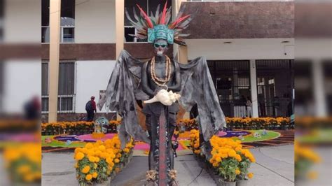 Joven Se Viste De Mictlantecuhtli Dios Azteca Del Inframundo Y Le