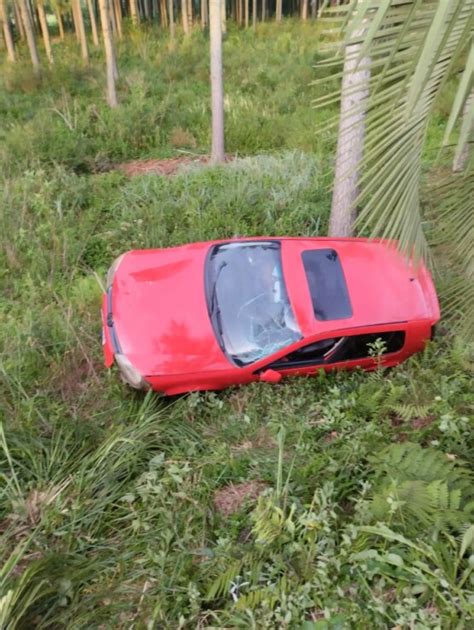 Carro sai de pista e capota após motorista dormir ao volante na SC 350