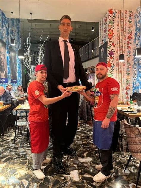 Da Sorbillo ecco Sultan è l uomo più alto del mondo 2 51 cm