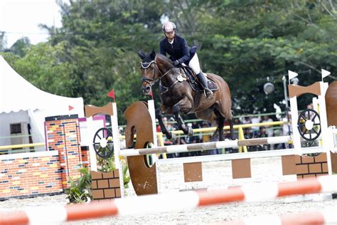Ketum KONI Pusat Membuka Secara Resmi Pertandingan Cabor Equestrian PON