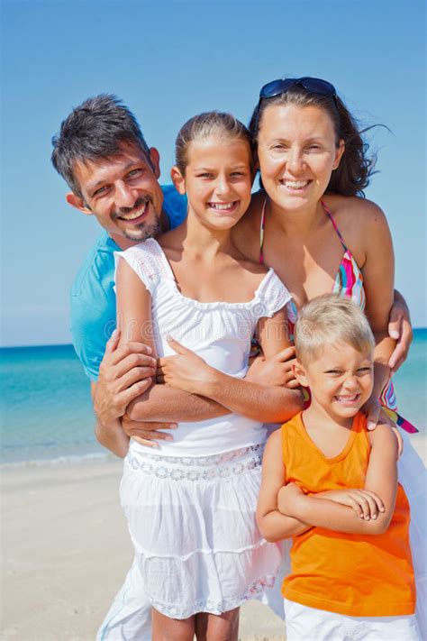 Familia Que Se Divierte En La Playa Imagen De Archivo Imagen De Padre