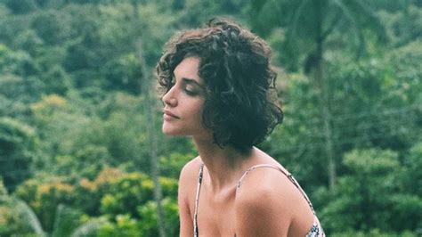 Débora Nascimento exibe boa forma em foto de biquíni