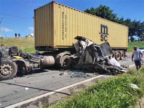 Engavetamento envolvendo caminhão e carretas interdita rodovia Fernão
