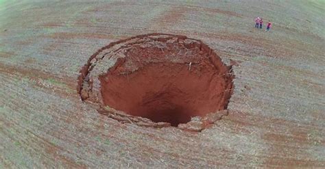 Cratera Gigante Se Abre No Interior De Minas Gerais E Assusta Moradores