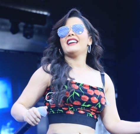 Maraisa chama atenção ao usar look transparência e adesivos nos