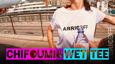 Elle joue à Chifoumi sur le port elle perd et finit en tee shirt