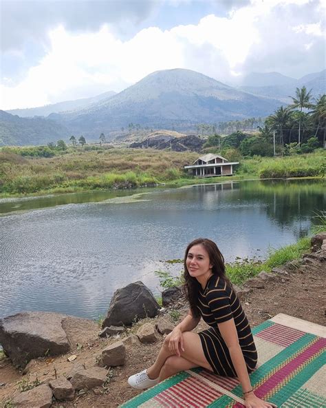 Selalu Cantik Dan Memesona Ini Potret Wulan Guritno Yang Curi