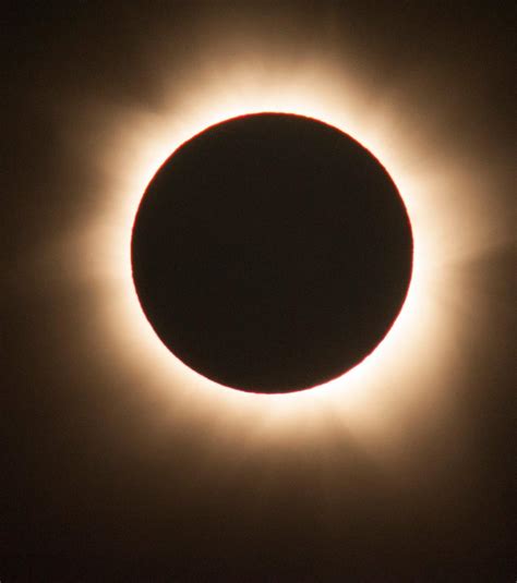 En images l extraordinaire éclipse solaire observée en Australie