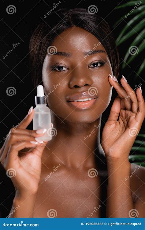 Mulher Pelada Americana Segurando Garrafa Foto De Stock Imagem De