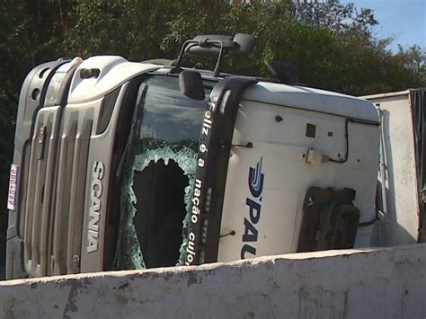 Carreta Carregada De Sucata Tomba E Interdita BR 101 Por Cerca De 8h No