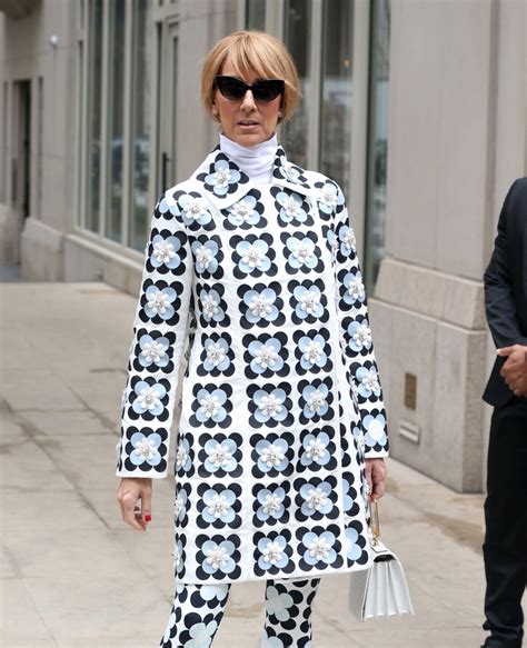 Photo Céline Dion salue ses fans à New York le 3 mars 2020 Purepeople