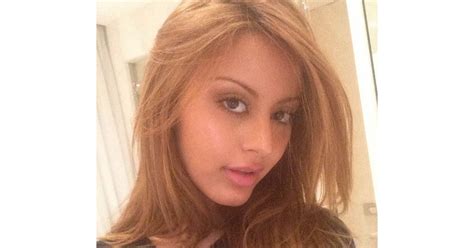 Zahia déguisée en lapin sexy et à quatre pattes au sol sans culotte