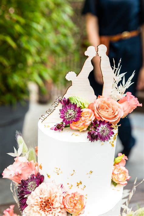 Cremé taart met verse bloemen en bladgoud Enjoy Cakes