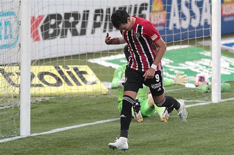 São Paulo vence Palmeiras e quebra tabu de doze anos no Paulistão