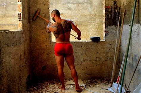 EGO Muso do bumbum gigante promete desfilar mais pelado possível