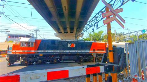 Lokomotif Merah Kawis Sumatera Perlintasan Kereta Api Lempuyangan