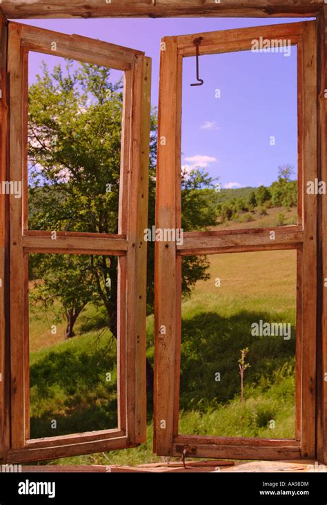 Paisaje visto a través de una vieja ventana Fotografía de stock Alamy