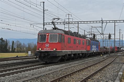 Doppeltraktion mit den Re 6 6 620 037 2 und 620 069 5 durchfährt am 17