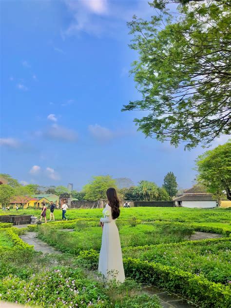 Ngắm nữ sinh xứ Huế thướt tha trong tà áo dài