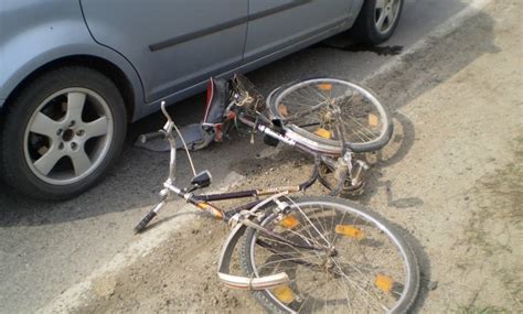 Accident la Măgureni Un biciclist a fost acroșat de un autoturism