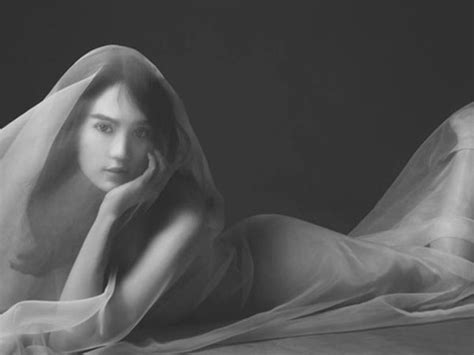 Ngọc Trinh toan tính gì sau những bức ảnh nude