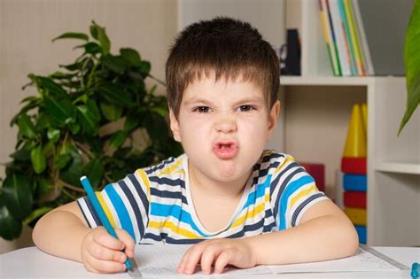 Un niño de 4 años aprende a escribir Foto Premium