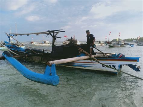 Perahu Nelayan Ujunggenteng Sukabumi Terbakar Di Perairan Tegalbuleud