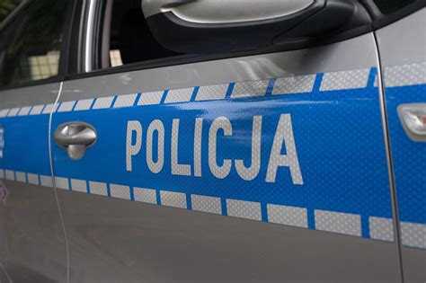 Agresywny 16 latek biegł na policjantów z siekierą Został postrzelony