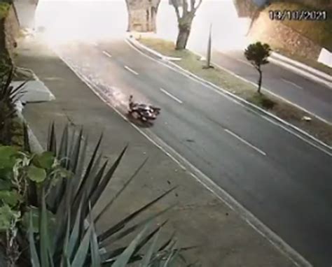 Vídeo câmera de segurança flagra momento do acidente que resultou na