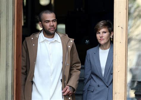 Daniel Alves Justiça da Espanha nega recurso e mantém ex jogador em