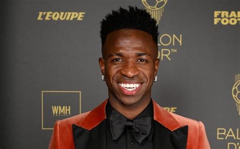Bola de Ouro Vini Jr recebe Prêmio Sócrates e cita luta contra o racismo
