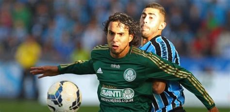 dores Diogo não jogará o clássico entre Palmeiras e Corinthians
