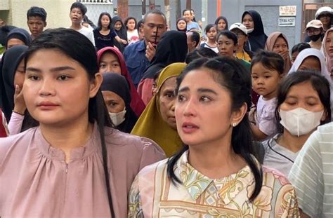 Ngamuk Dibilang Tubuh Jadi Sarang Jin Dewi Perssik Sentil Ustaz Danu