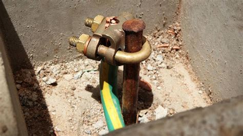 Cómo hacer una toma de tierra casera en un piso
