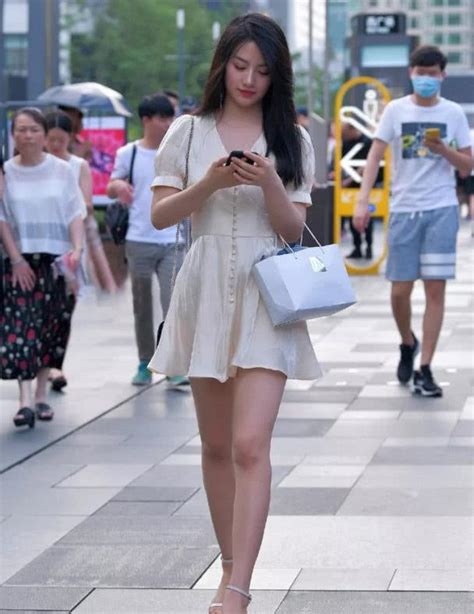 路人街拍小姐姐一身简约冰丝裙搭配高跟鞋走出了女王范