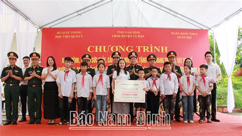 Khám bệnh cấp thuốc miễn phí trao nhà tình nghĩa tại xã Đại Thắng