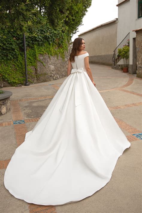 Robe de mariée classique à col bateau Oksana Mukha Paris
