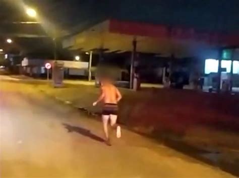 Caiu na net Homem é flagrado correndo só de cueca pelas ruas de Ji