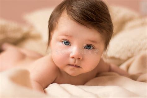 Retrato De Un Bebé Recién Nacido Adorable Sonriente Con Cabello Grueso