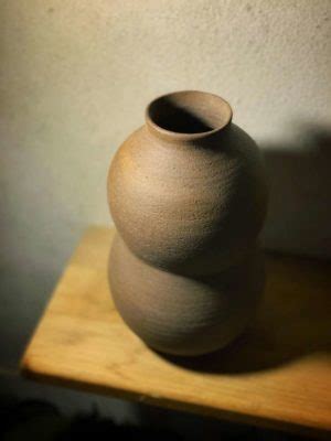 Petit vase boule en grès blanc motifs gravés noirs Gko Céramique