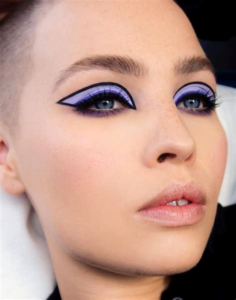 Delineado gráfico maquillaje tendencia al estilo de los 60