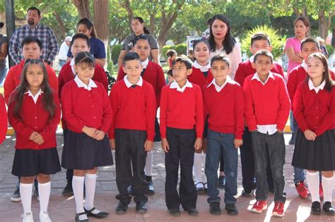 Honores a la bandera por parte de la Escuela Primaria Benito Juárez