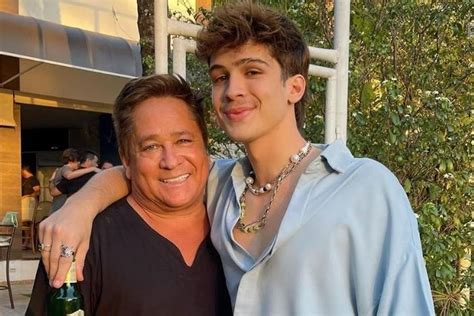 Entre famosos e anônimos Conheça os 6 filhos do cantor Leonardo