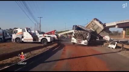 VÍDEO carreta carregada bois tomba e animais correm pela BR 040